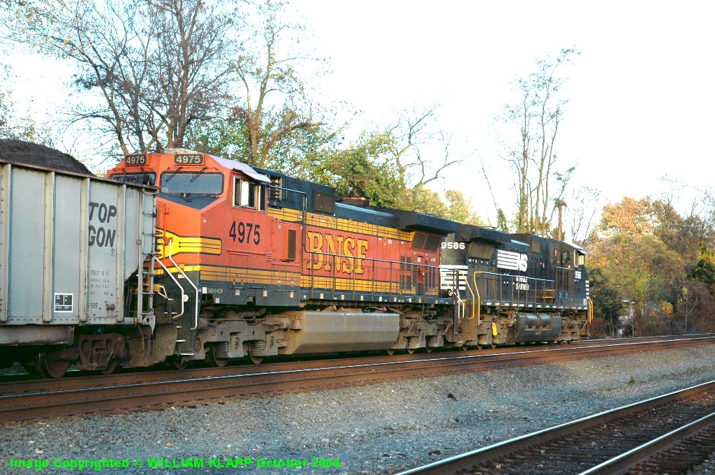 NS 9586 , BNSF 4975